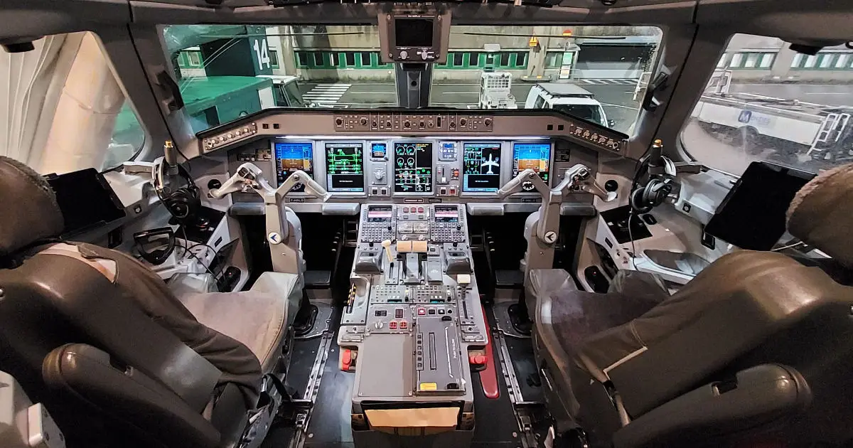 Embraer E-Jet Autopilot Systems: Evolution and Innovation