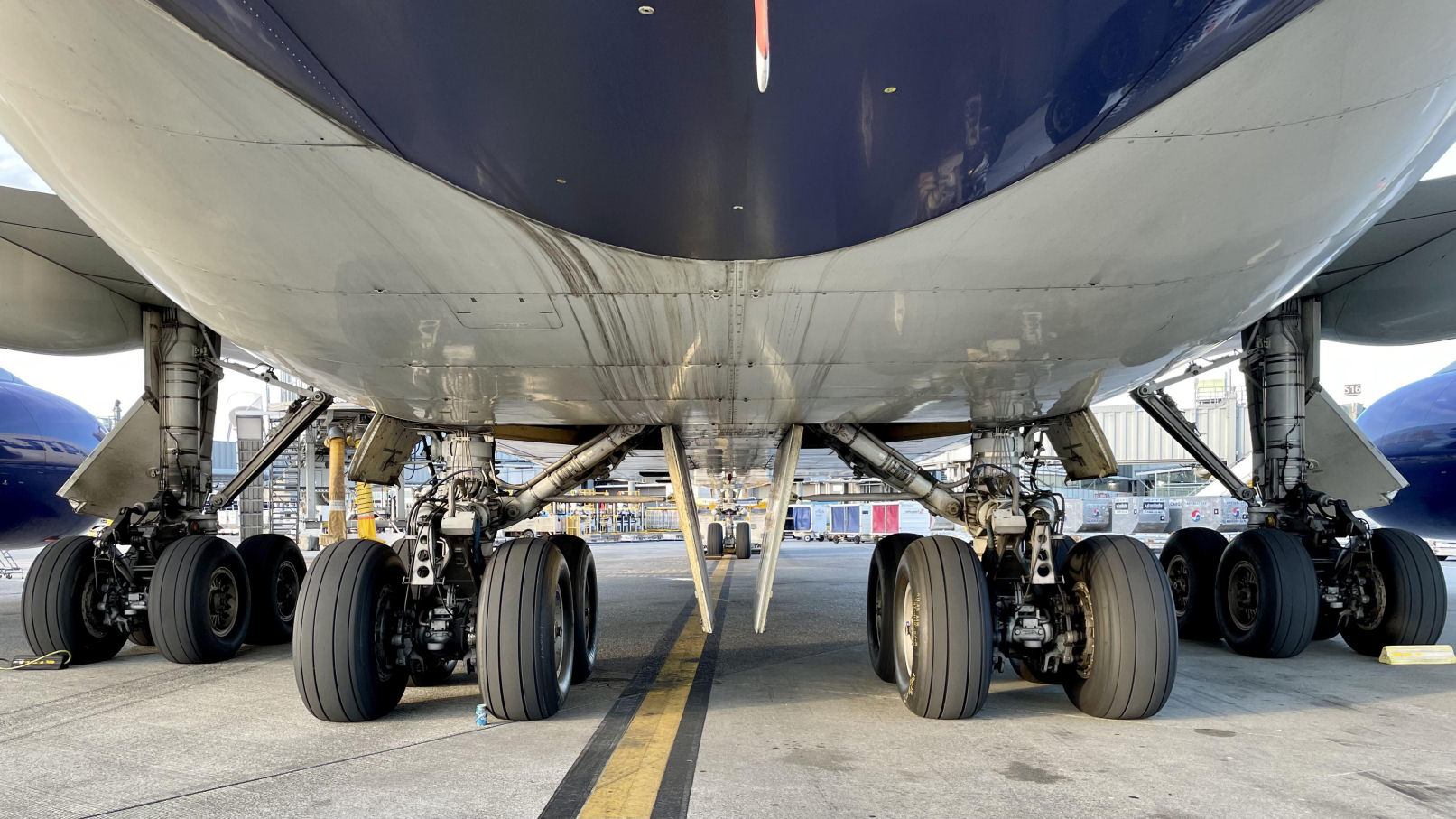 Boeing 747-8F Landing Gear System: Advanced Engineering